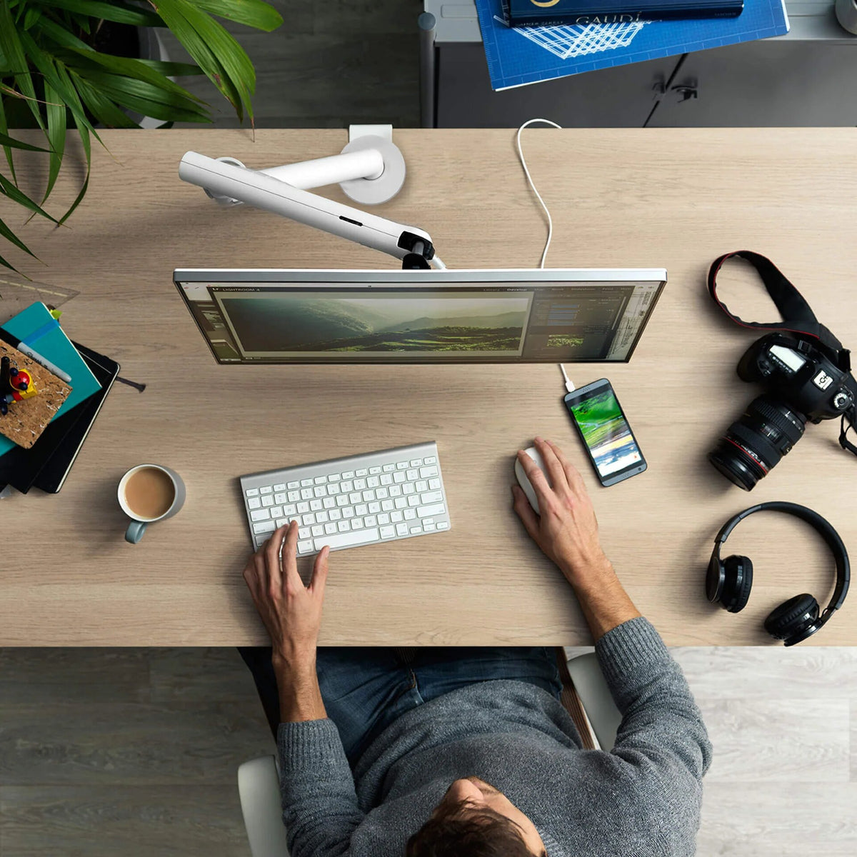 Soporte de monitor FLO X MillerKnoll- Soporte para monitores – Elementos y Complementos