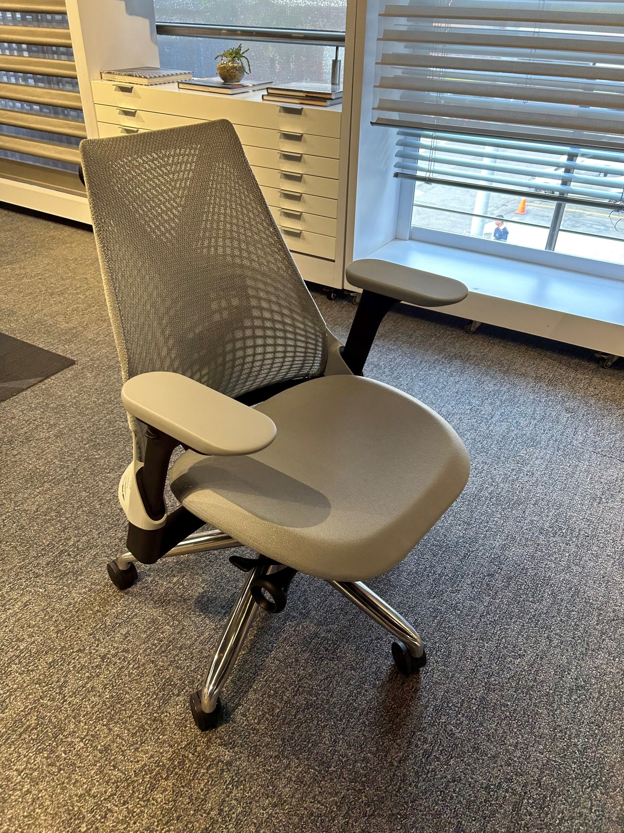 SILLA SAYL HERMAN MILLER – Elementos y Complementos